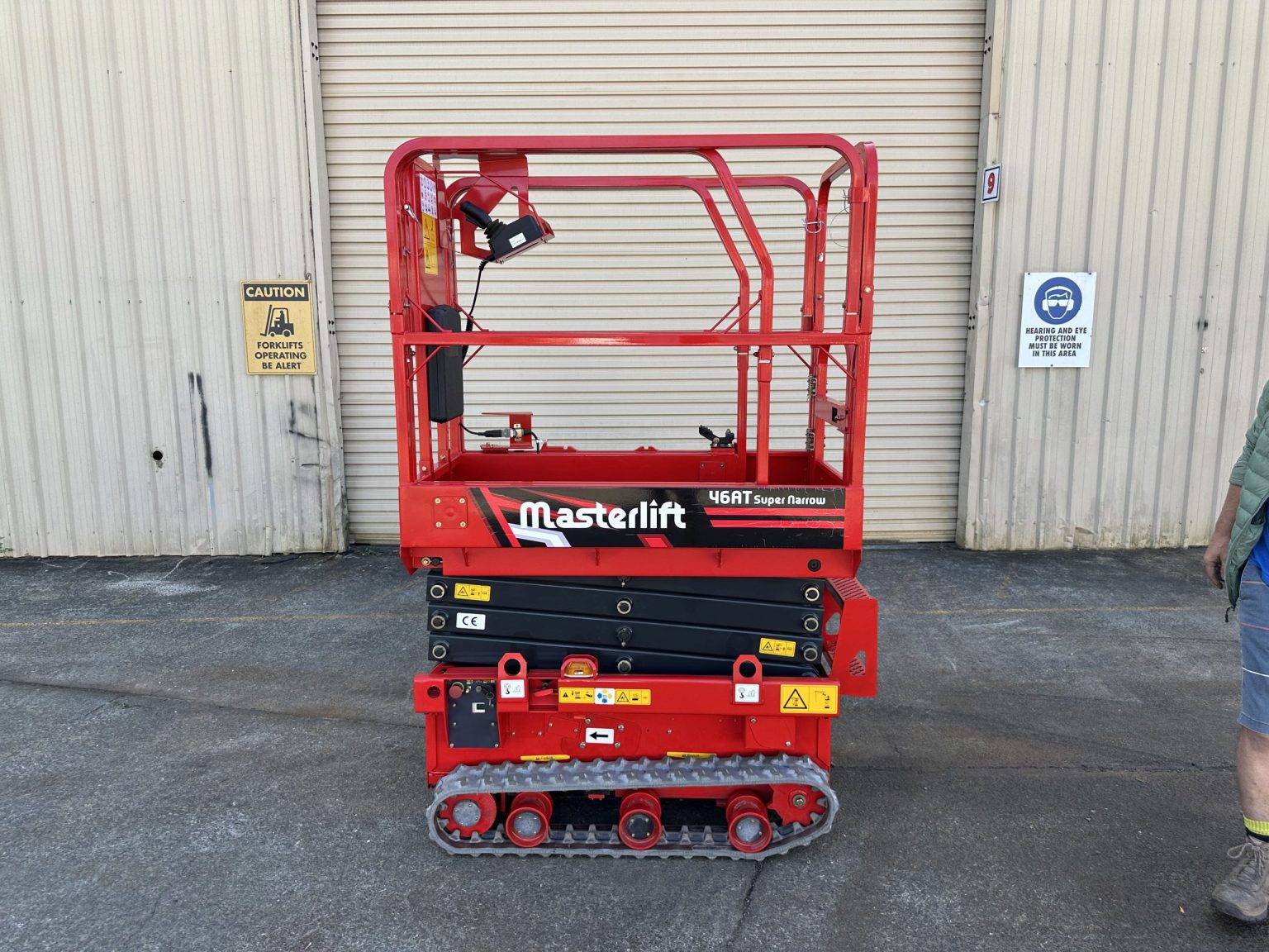 46 AT Super Narrow Scissor Lift « Shop – Masterlift